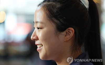 취재진과 인터뷰하는 신유빈 : ZUM 뉴스