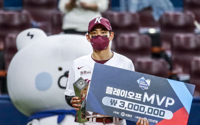 [PO]가을에도 뜨거운 최고 타자…이정후, 시리즈 MVP 입맞춤 : ZUM 뉴스