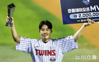 '준PO MVP' LG 임찬규 "가을에 잘하는 모습 기다렸을 팬들께 감사"(종합)[준PO] : ZUM 뉴스