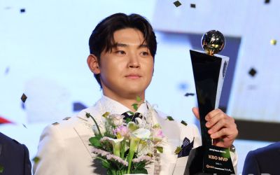 KIA 김도영, 타자 최연소 KBO리그 정규시즌 MVP 수상 [뉴시스Pic] : ZUM 뉴스