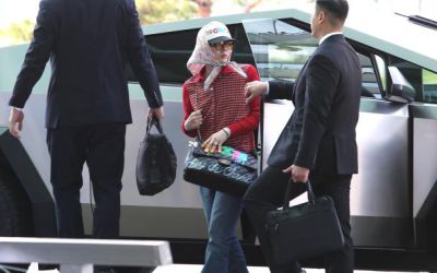 [포토] 테슬라 사이버트럭에서 하차하는 지드래곤 : ZUM 뉴스