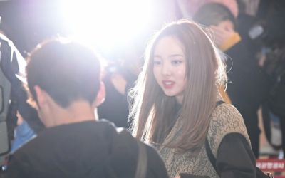 비행기 동승한 '트와이스 나연' 스토커, 접근 시도까지…JYP "강경 대응" : ZUM 뉴스