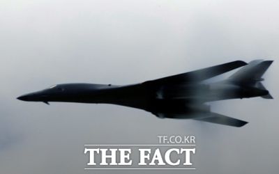 북한 잇따른 포사격에 괌에 전개된 '죽음의 백조' B-1B는? : ZUM 뉴스