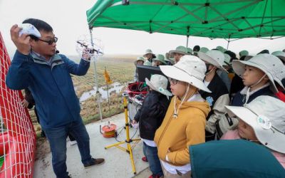 "철새를 지켜주세요" KT, 아이들과 DMZ 생태계 보전 나서 : ZUM 뉴스