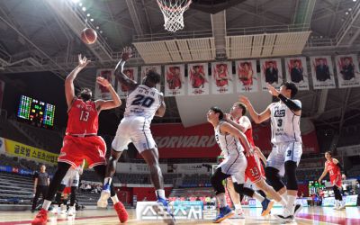 [포토]라건아의 수비를 피해 슛하는 로슨(오리온-KCC) : ZUM 뉴스