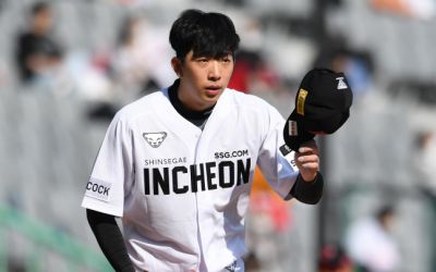 [포토]류지혁에게 사과하는 오원석(SSG-KIA) : ZUM 뉴스