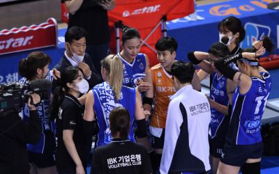 [포토]IBK기업은행 이끄는 서남원 감독 : ZUM 뉴스