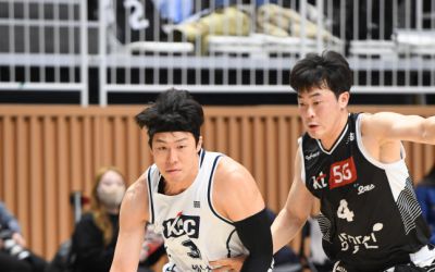 [포토]최창진을 상대로 돌파 시도하는 이정현(KT-KCC) : ZUM 뉴스