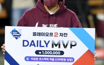 [포토]키움 이용규, PO 2차전 4타수 2안타 2타점 2득점으로 MVP : ZUM 뉴스