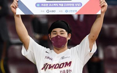 [포토]역전 투런 홈런 키움 임지열, PO 3차전 데일리 MVP : ZUM 뉴스