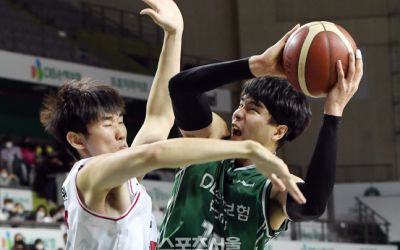 [포토]KGC 김경원 상대로 공격하는 DB 김종규 : ZUM 뉴스