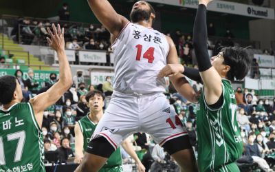 [포토]슛 올려놓는 KGC 스펠맨 : ZUM 뉴스