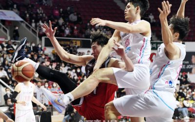 [포토]리바운드 다투는 오세근과 하윤기(KGC-KT) : ZUM 뉴스