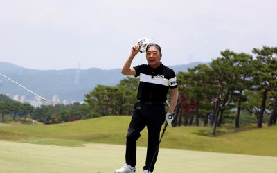 고희(古稀) 앞두고도 270야드 뻥뻥…KPGA투어 ‘살아있는 전설’ 최상호 “골프 인생 최고의 이틀, 후배들 내 기록 다 깨주길”[SS 스타] : ZUM 뉴스