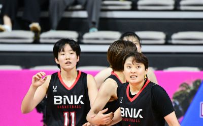 뒷심 발휘 BNK 4쿼터 대역전극, 국민은행 제압 : ZUM 뉴스