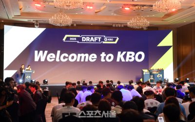 [포토]2025 KBO 신인 드래프트 : ZUM 뉴스