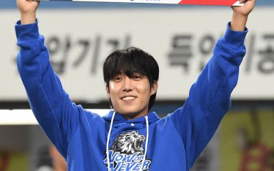 [포토]삼성 원태인, 플레이오프 2차전 MVP : ZUM 뉴스