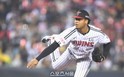 “에르난데스 두 번째로 대기···1패면 끝 모든 카드 쓴다” 벼랑 끝 진짜 총력전 펼치는 LG [PO3] : ZUM 뉴스