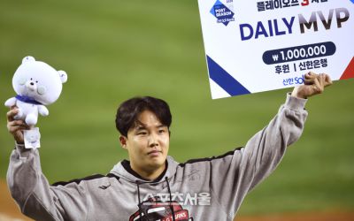 [포토] 임찬규, PO3차전 데일리 MVP 차지 : ZUM 뉴스