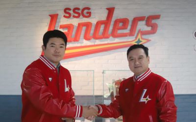 [공식] ‘2+1년 25억원’ 홀드왕은 2025년도 ‘랜더스맨’…SSG, 노경은 FA 계약 완료 : ZUM 뉴스