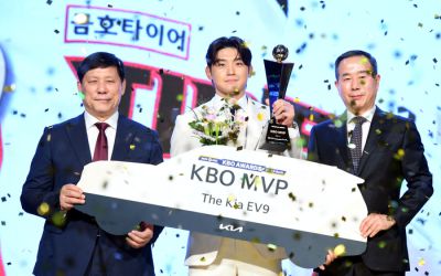 [포토] KBO 시상식 MVP는 KIA 김도영 : ZUM 뉴스