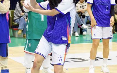 [포토]퍼포먼스상 수상한 BNK썸 진안 : ZUM 뉴스