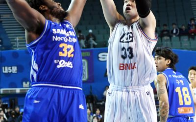 [포토]득점하는 KCC 이승현 : ZUM 뉴스