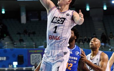 [포토]슛 올려놓는 KCC 이호현 : ZUM 뉴스