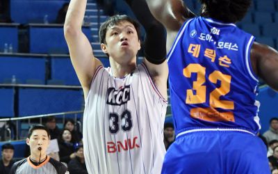 [포토]골밑 득점하는 KCC 이승현 : ZUM 뉴스