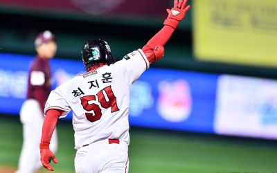 '아쉬운 수비→쐐기 2점포' 최지훈, SSG KS 첫 승 이끌다 [ST스페셜] : ZUM 뉴스