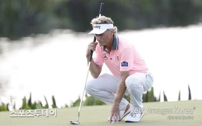 '65세' 랑거, PGA 챔피언스 최고령 우승 기록 경신 : ZUM 뉴스