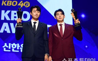 [ST포토] 정철원-이정후 '신인왕과 MVP' : ZUM 뉴스