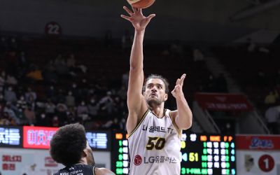 LG, 선두 KGC 제압하며 5연승…·'1경기 차' 단독 2위 등극 : ZUM 뉴스