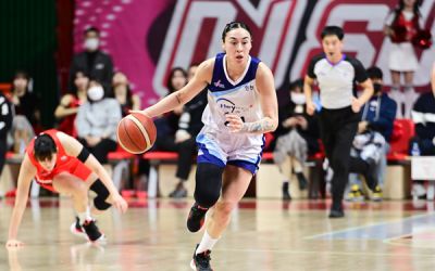 '김소니아 더블-더블' 신한은행, BNK 꺾고 공동 3위 복귀 : ZUM 뉴스