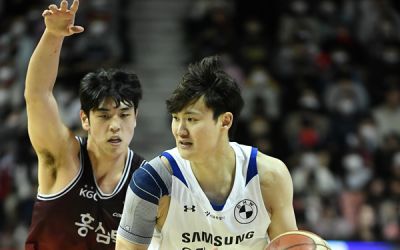 '스펠맨+변준형 37득점' 선두 KGC, 삼성 꺾고 4연승 질주 : ZUM 뉴스