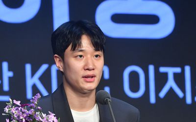 [ST포토] 부산KCC 허웅, 5년 연속 인기상 수상 : ZUM 뉴스