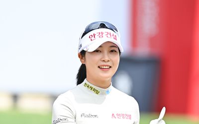 '버디만 12개' 전예성, KLPGA 18홀 최소타 타이기록+최다 버디 신기록 "자신감 얻었다" : ZUM 뉴스