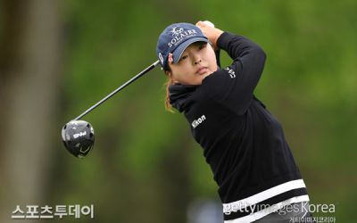 고진영, LPGA 투어 파운더스컵 2R 공동 16위 도약…'6연승 도전' 코다 3위 : ZUM 뉴스