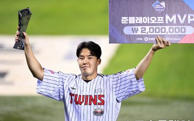 [ST포토] 임찬규, 준PO MVP : ZUM 뉴스