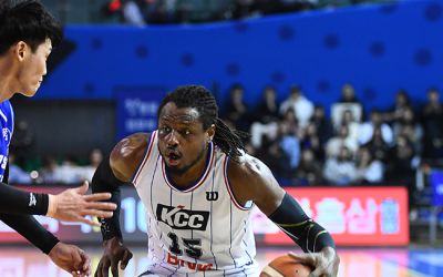 [ST포토] KCC 버튼, 무섭게 돌파 : ZUM 뉴스