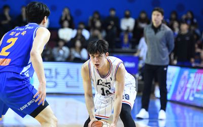 [ST포토] 돌파구 찾는 KCC 이근휘 : ZUM 뉴스