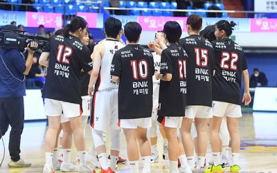 [ST포토] 승리한 BNK썸 : ZUM 뉴스