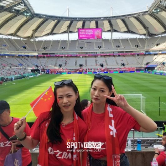 [SPO 현장] '한국 축구 성지 6만석 매진', 우글우글 몰려오는 中 '짜요' '인해전술'…원정석 오성홍기 채워지는 중 : ZUM 뉴스