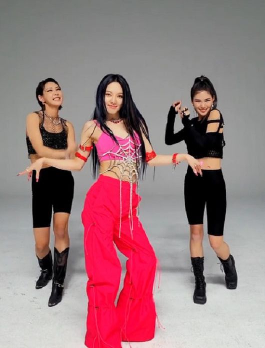 '9kg 감량' 효연, 핑크색 브라톱으로 자랑한 탄탄 몸매 : ZUM 뉴스