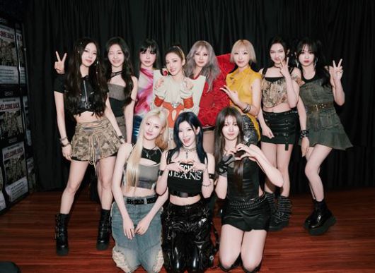 'YG 패밀리' 여전…지드래곤→베이비몬스터, 2NE1 콘서트서 뭉쳤다 : ZUM 뉴스