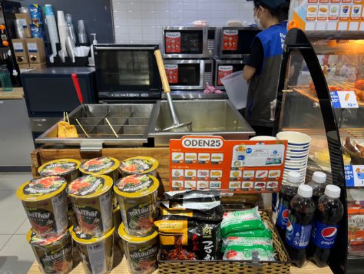 베트남 인증샷 성지된 GS25, 'K-문화' 날개달다 [똑똑!스마슈머] : ZUM 뉴스