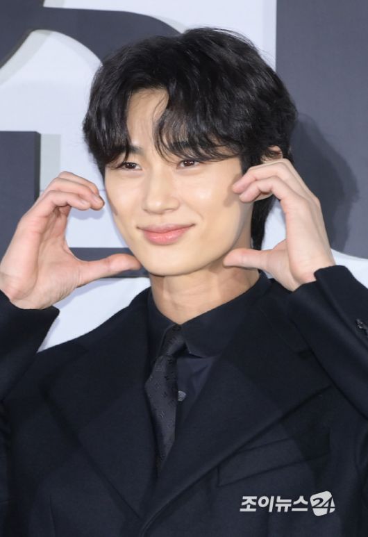 [포토]'20세기 소녀' 변우석, 여심 흔드는 애교 : ZUM 뉴스