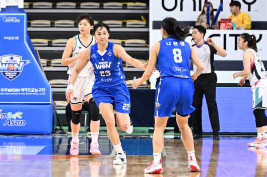 [WKBL] 우리은행, 하나원큐 25점차 대파 '공동 선두' : ZUM 뉴스
