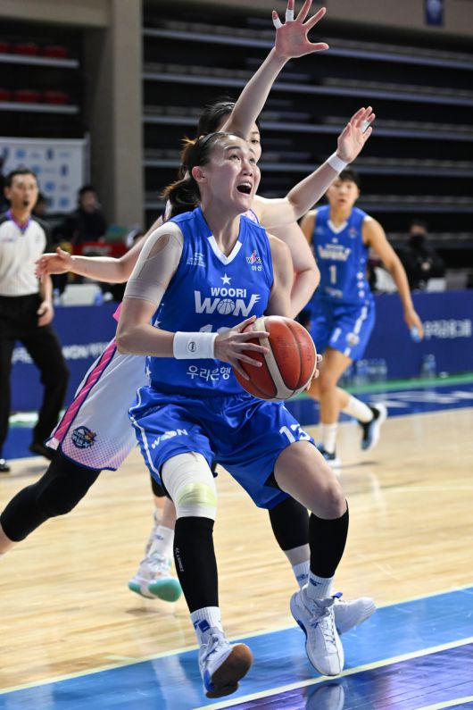 [WKBL] '김정은 4Q 폭발' 우리은행, 삼성생명 꺾고 파죽의 10연승 : ZUM 뉴스