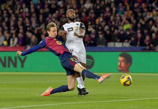 '텐하흐만 땅을 치고 통곡' 초절정 미남 미드필더, 마침내 EPL 온다..."몇 달 안에 결정할 것" : ZUM 뉴스